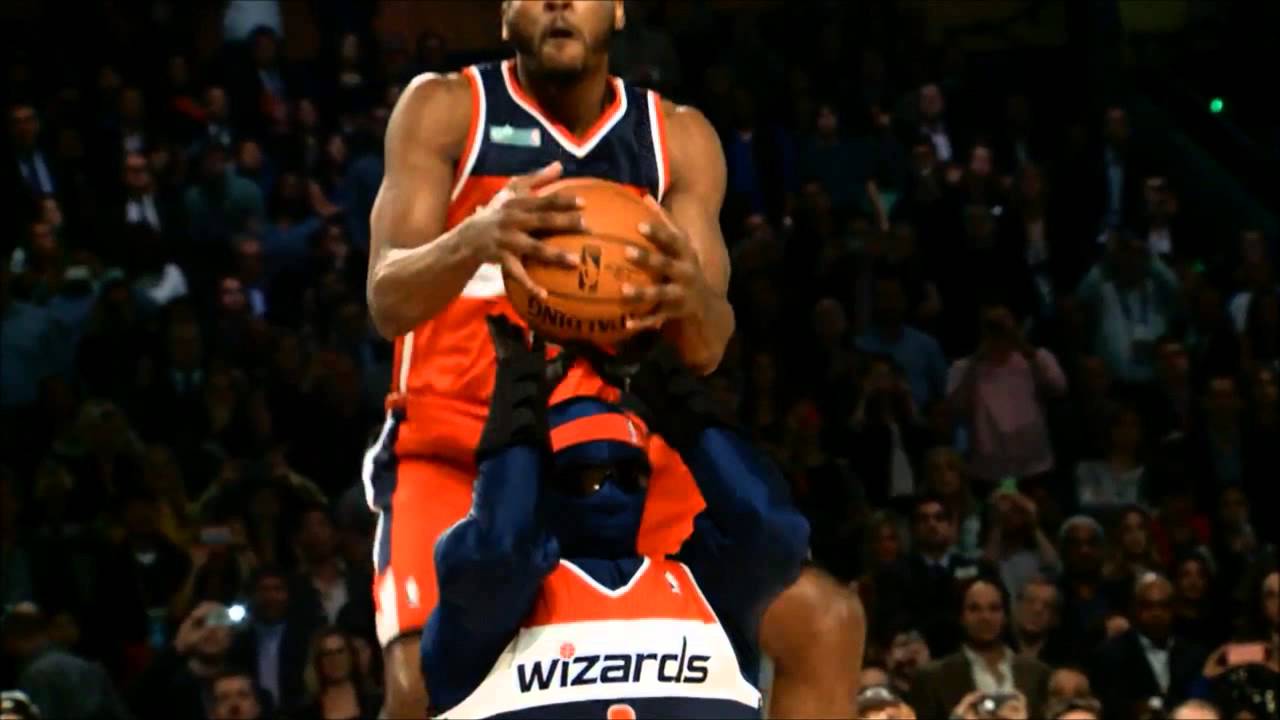 John Wall's double-pump reverse dunk over mascot! - YouTube