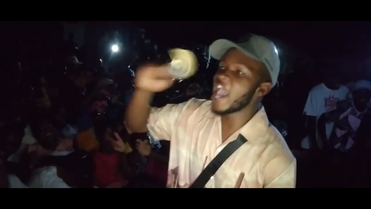 UNCLE DEE LIVE PERFORMANCE #mupfana uyu ma1 trust me guyz @club 2 ...