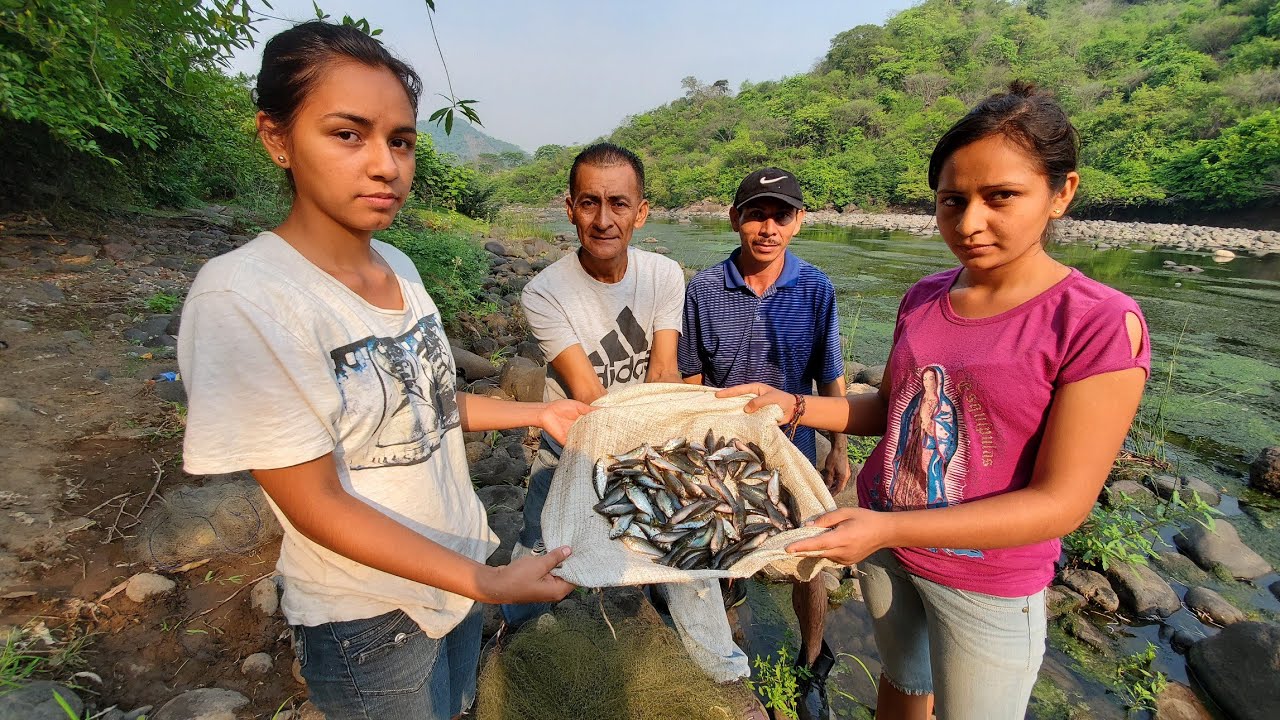 Encontramos a don Alfredo y sus hijas Pescando chimbolas - YouTube