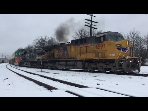 UP 6597 leads eastbound through Centralia IL - YouTube