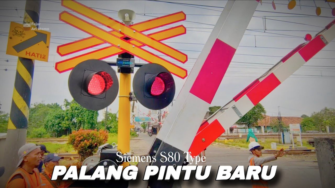 Railway Crossing in Indonesia | Palang Pintu Kereta Siemens S80 - YouTube