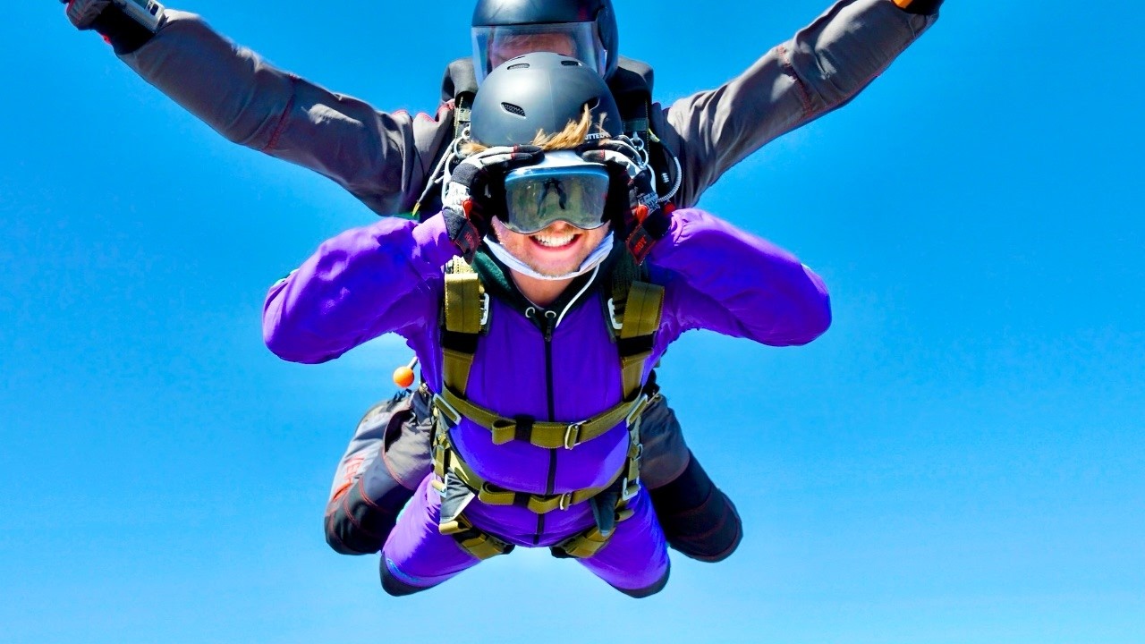 I Went Skydiving with an Apple Vision Pro - YouTube