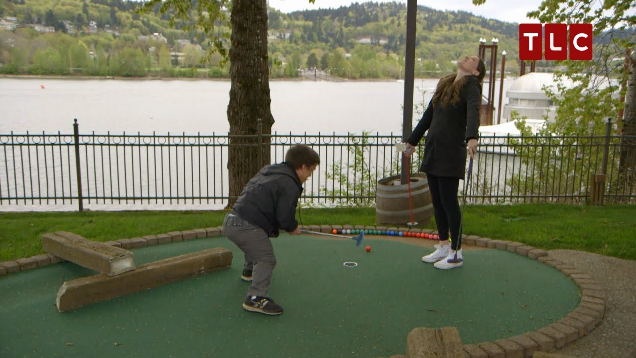 An Engaging Game of Mini Golf | Little People, Big World - YouTube