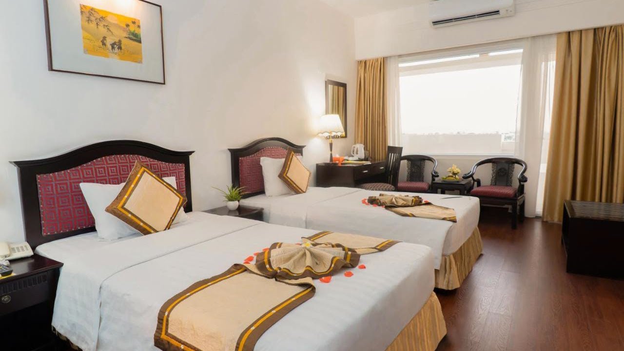 Review Century Riverside Hue Hotel - YouTube