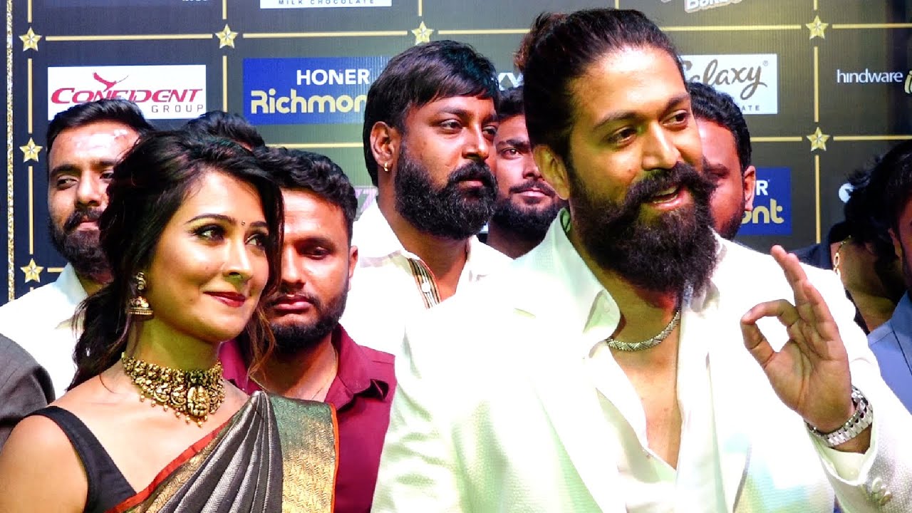 Rocking Star Yash With His Wife Radhika Pandit At SIIMA Awards 2022 ...