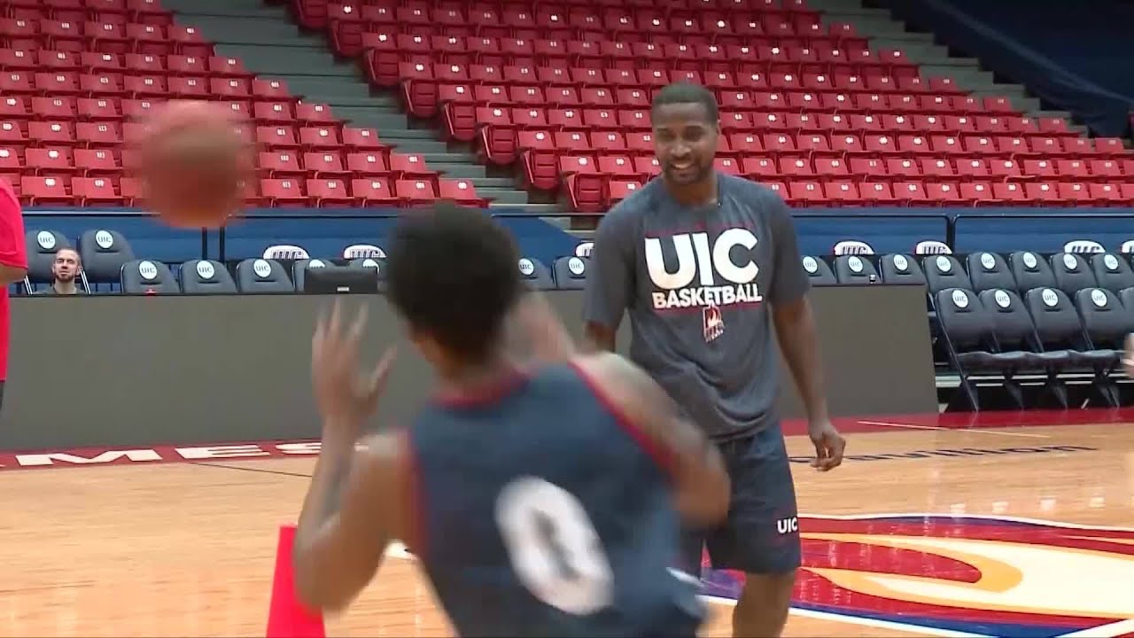 Roosevelt University basketball rolling with coach Dee Brown - YouTube