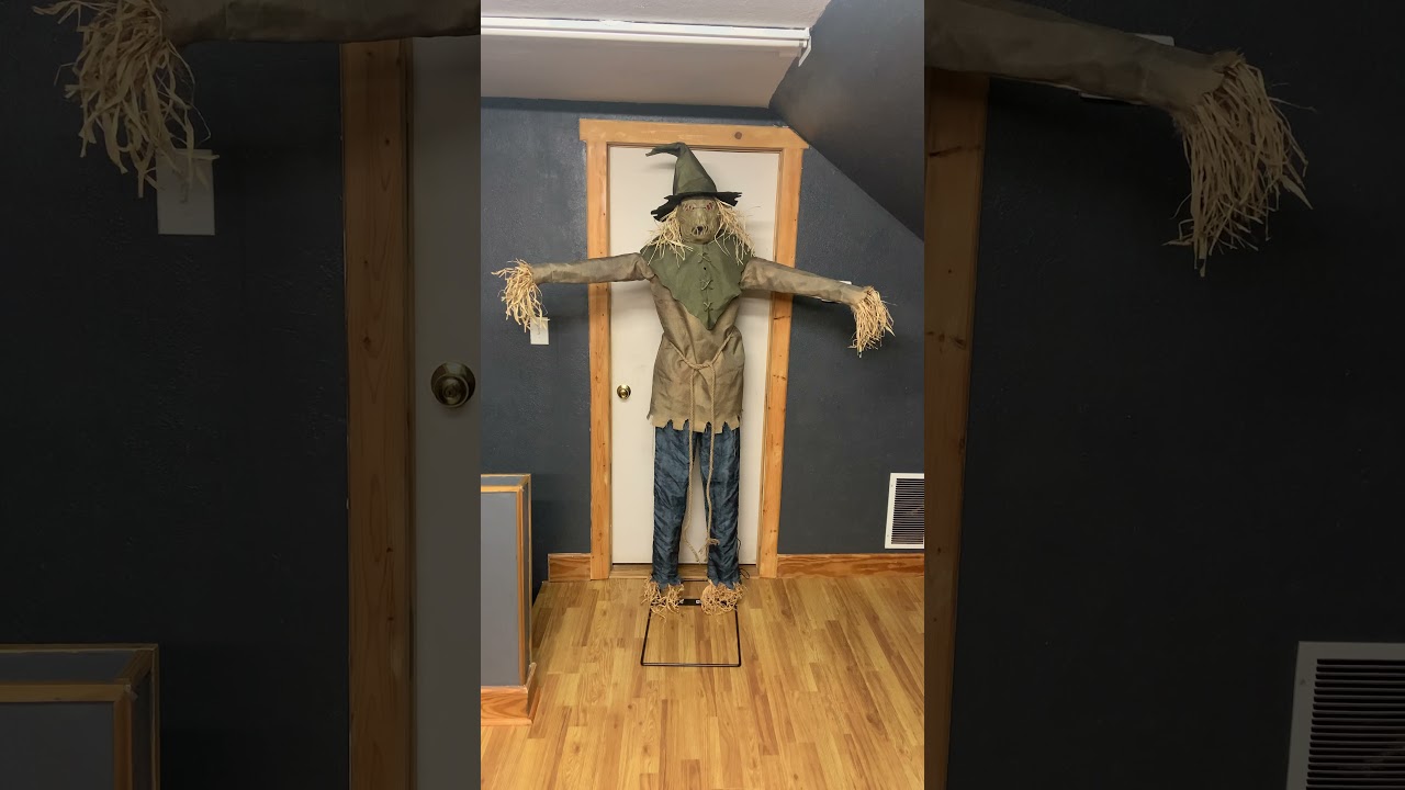 Looming Strawman animatronic - Spirit Halloween - YouTube