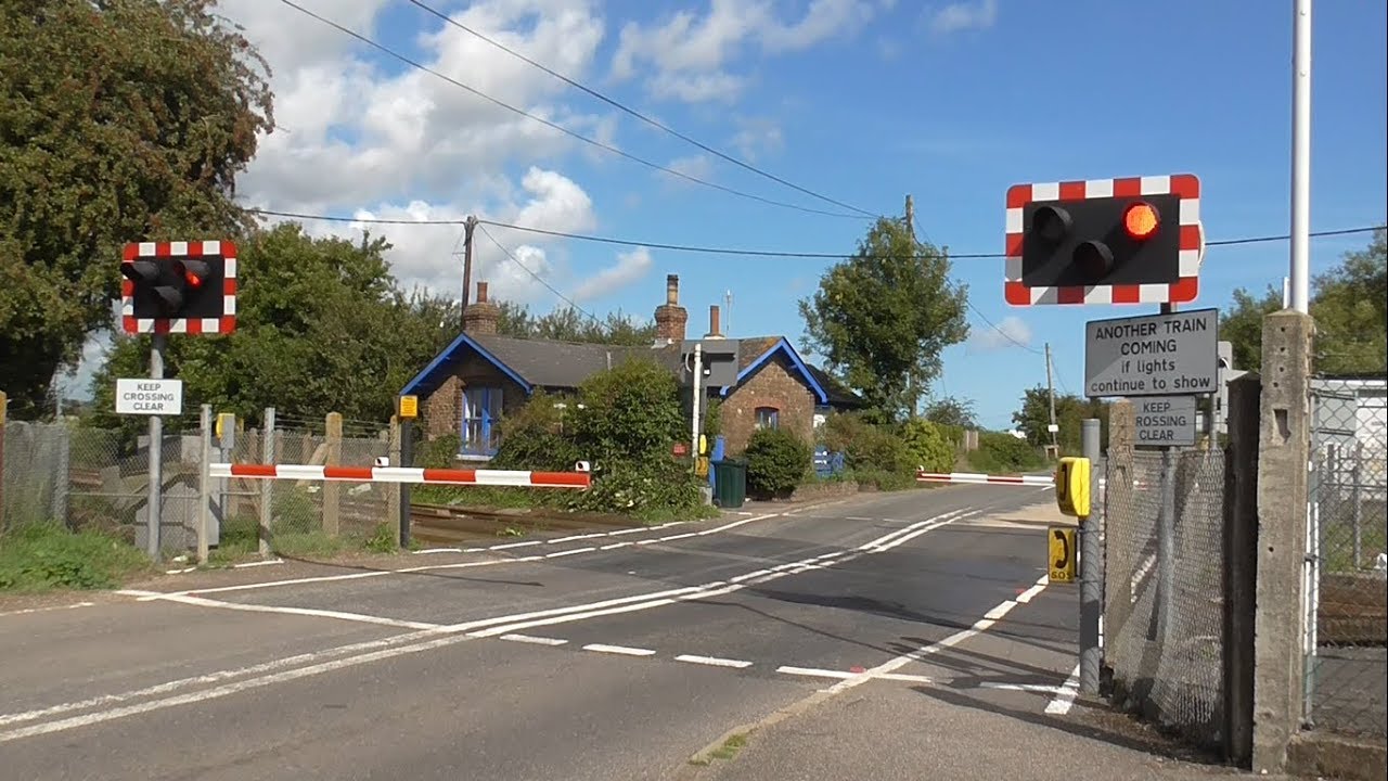 Appledore Level Crossing - YouTube