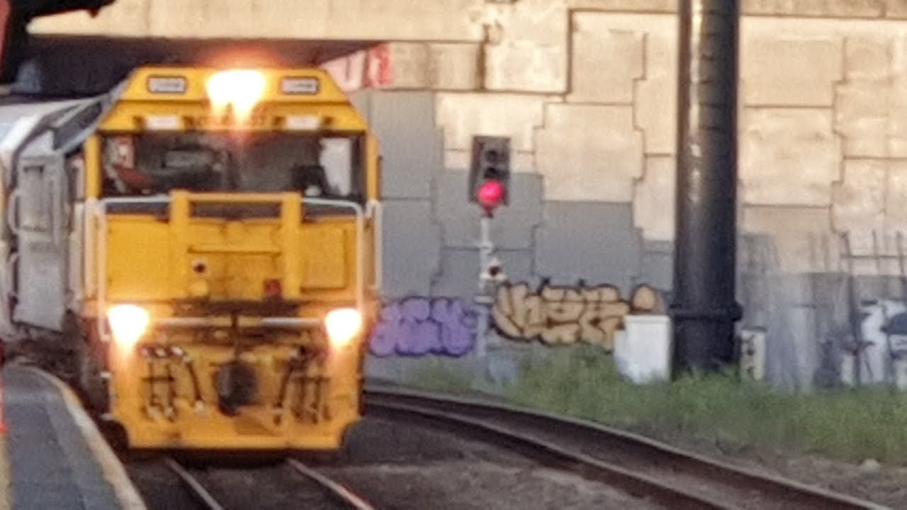 DXR 8022 On Train 701 The Coastal Pacific Arriving Into Christchurch ...