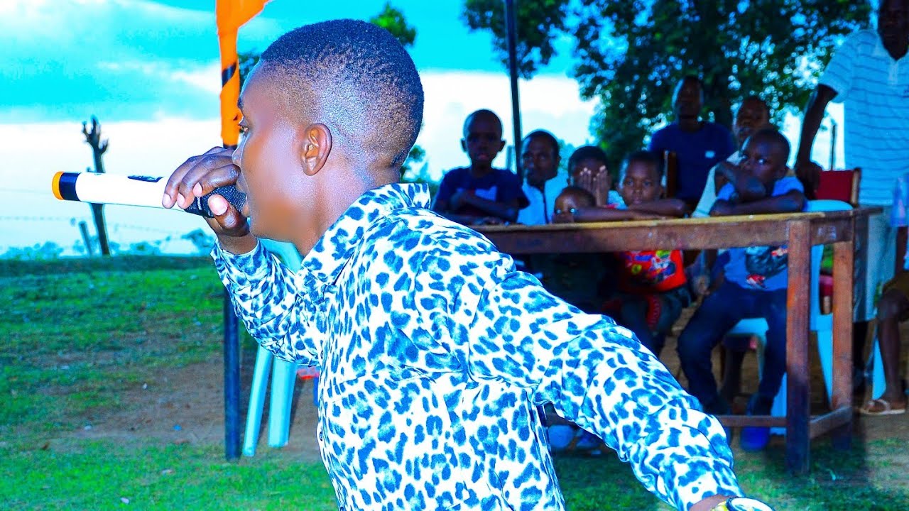 Bluz Man Performance at Nakawa Institute Of Health Science. - YouTube
