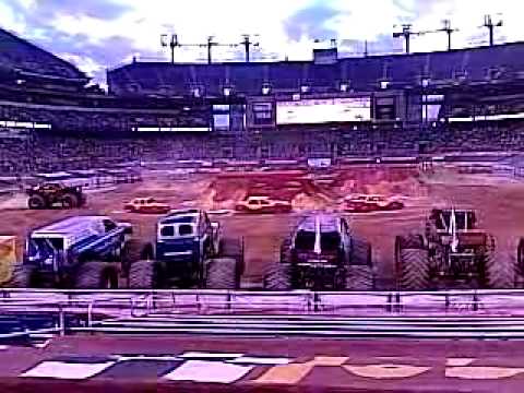front row seats @ monster jam - YouTube