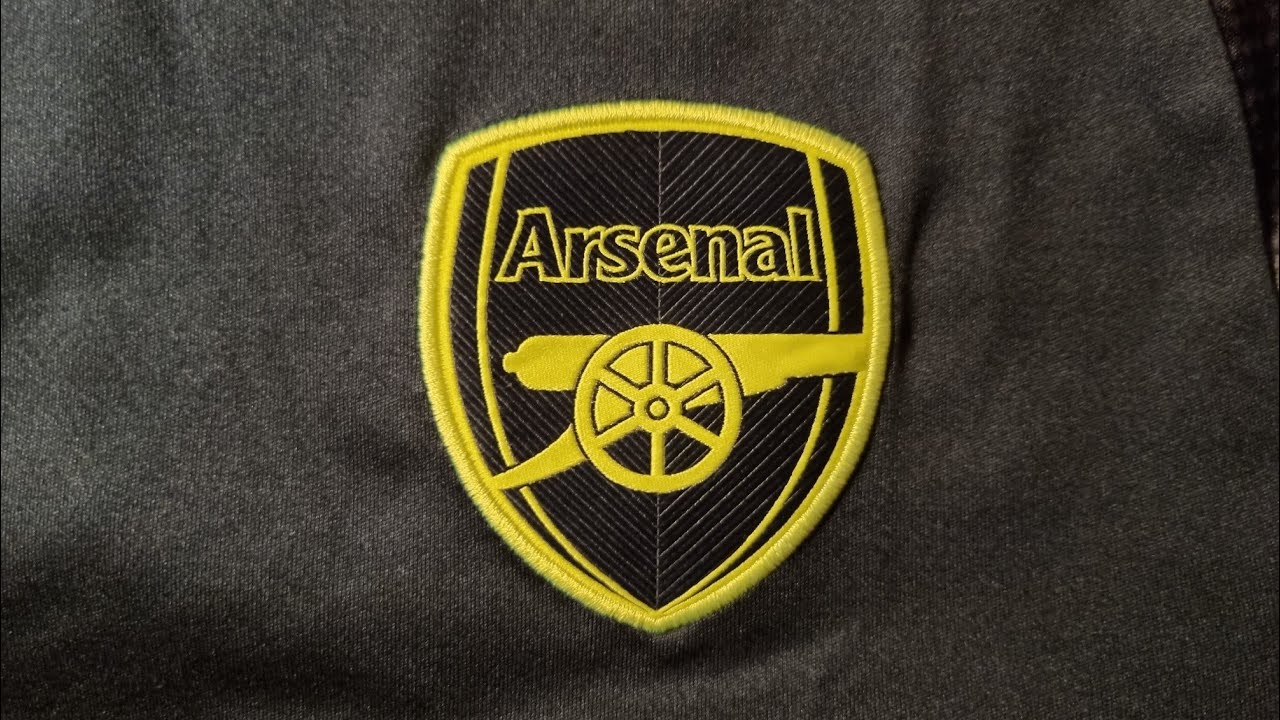 Arsenal Badges Close Up - YouTube