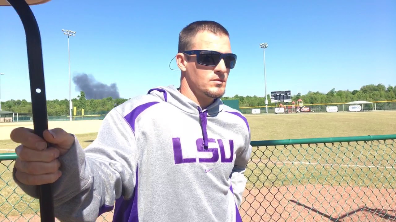 Ryan Theriot checks crawfish traps at Traction - YouTube