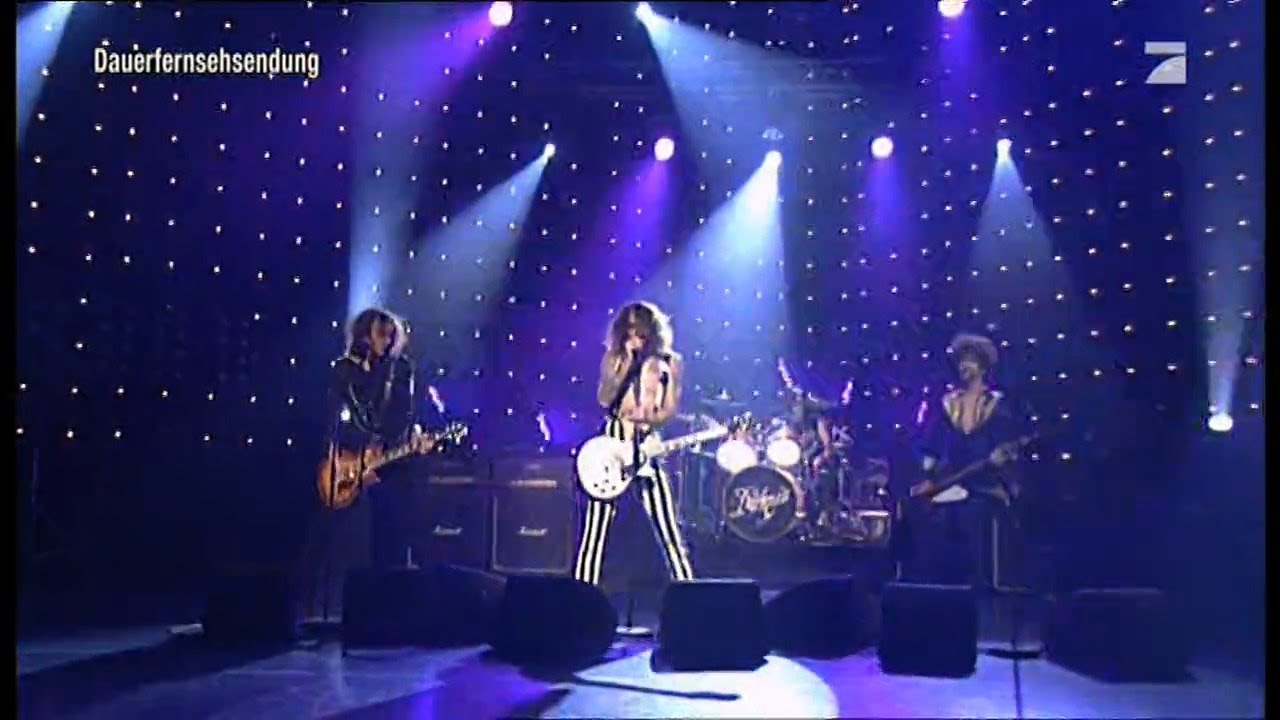 The Darkness - Everybody Have A Good Time (Live) - YouTube