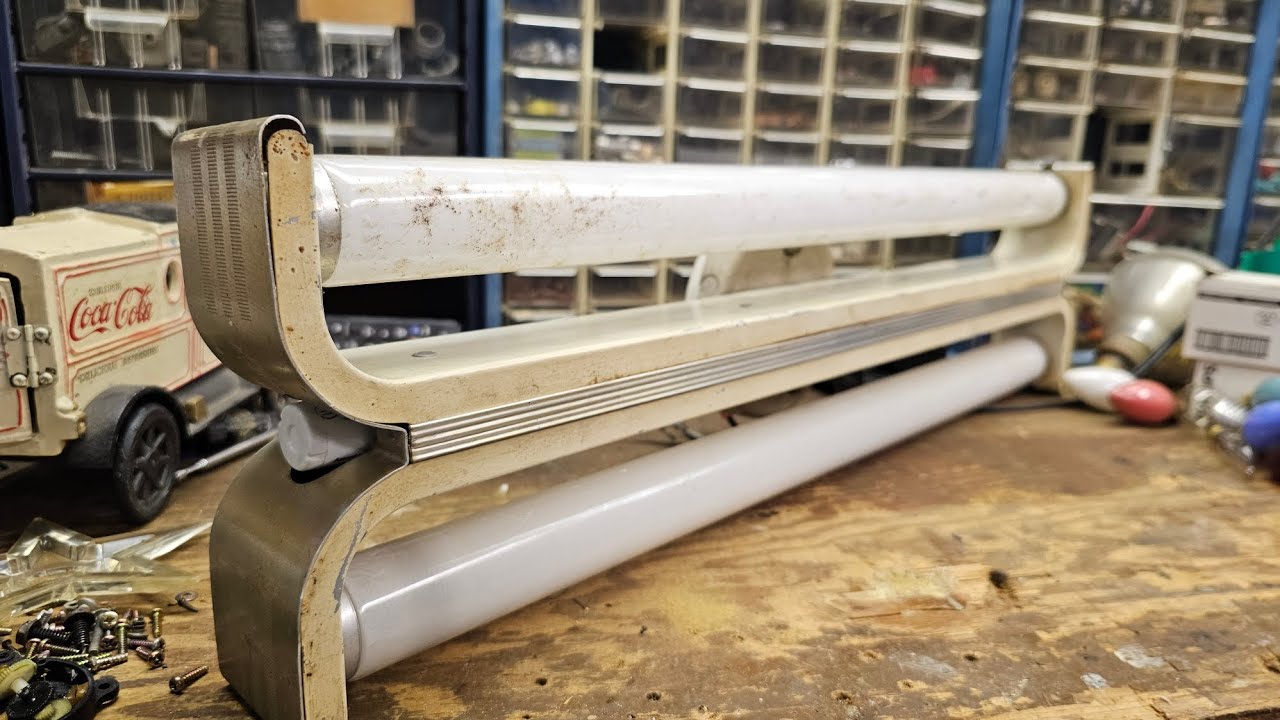 Smithcraft dual F20T12 preheat fixture - YouTube