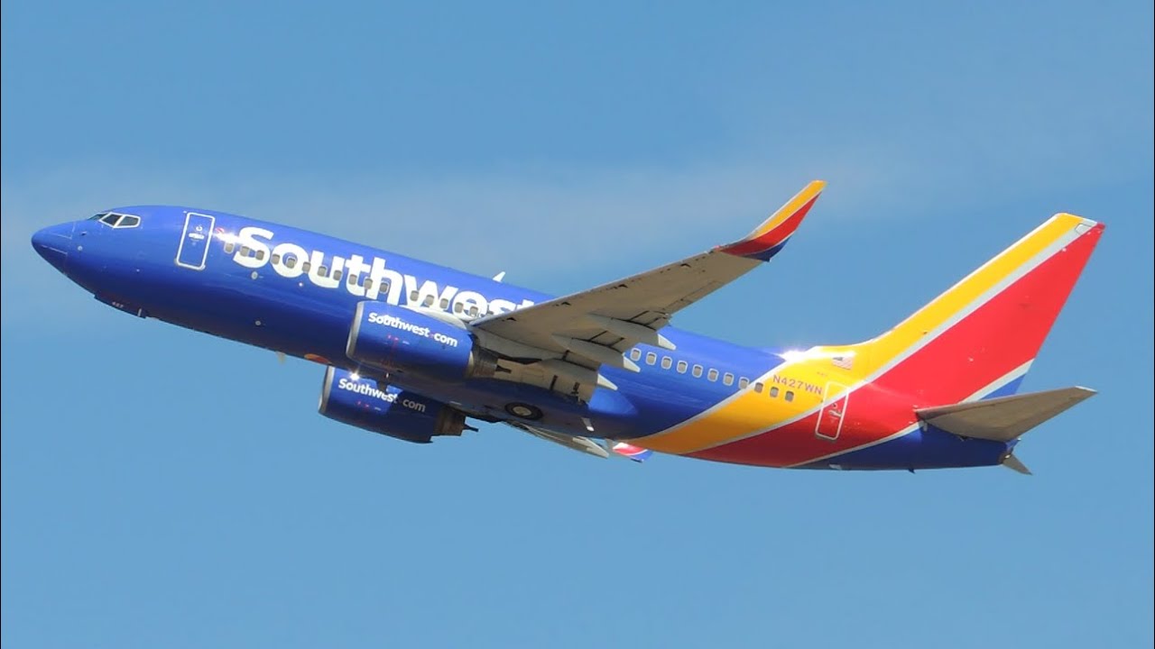 Southwest Airlines Boeing 737-700 [N427WN] takeoff from PDX - YouTube