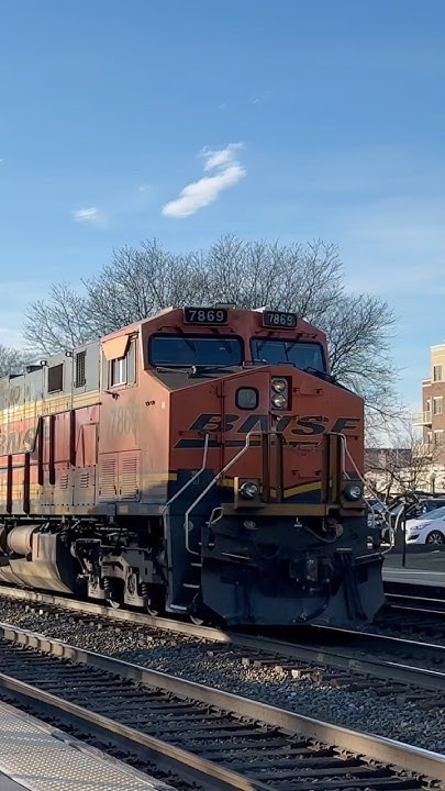 BNSF DPU’s push intermodal train! #railway #railfan #train #bnsf #bnsftrains - YouTube