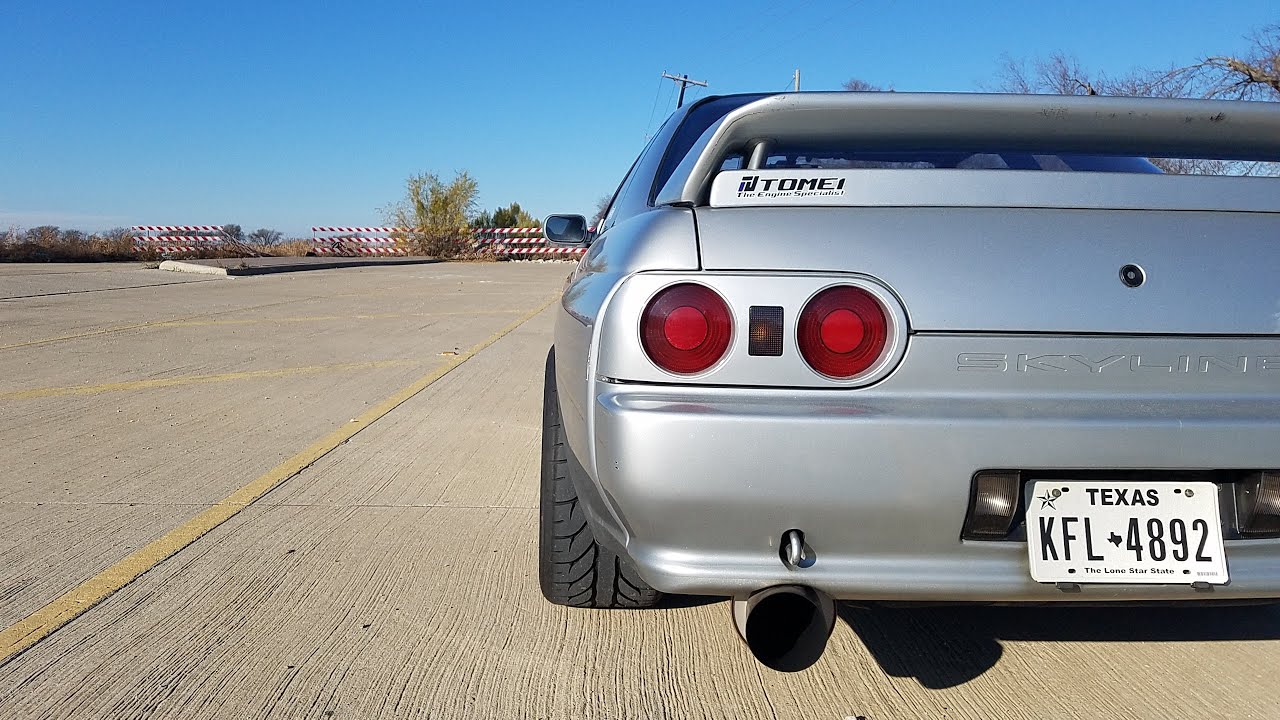 How to lift a Skyline r32 and place jack stands - YouTube