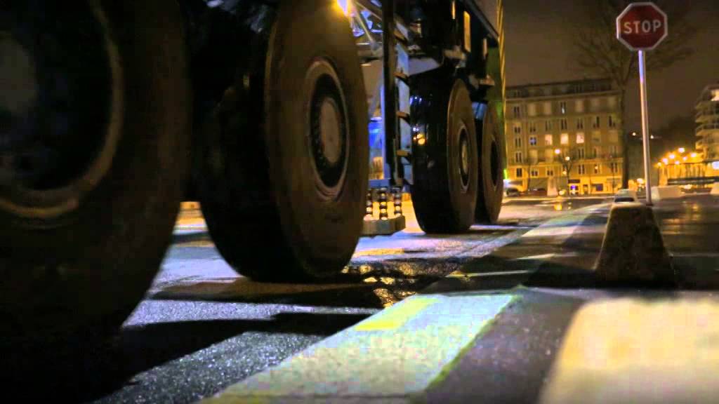 Le Havre Port Center - Cavalcade nocturne du chariot cavalier - YouTube