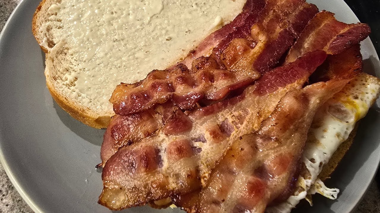 Bacon and Egg breakfast sandwich - YouTube