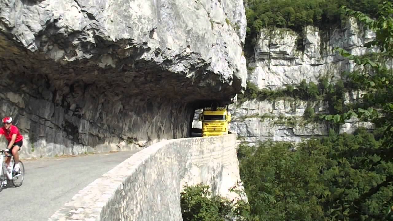 Un grumier dans les Gorge de la Bourne, Vercors. Transport Achard - YouTube