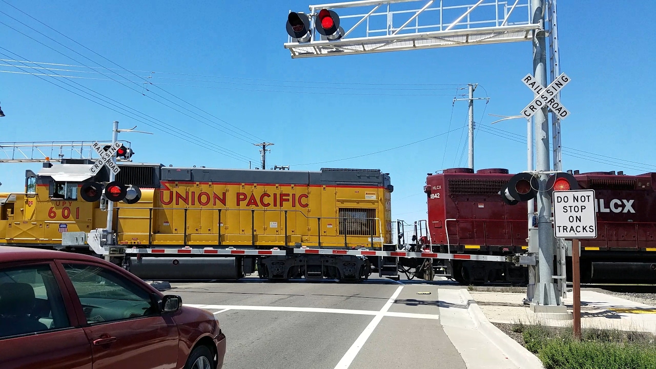 Florin Road Railroad Crossing, HLCX 1842 Leads The UP LRR93 Lodi Local ...