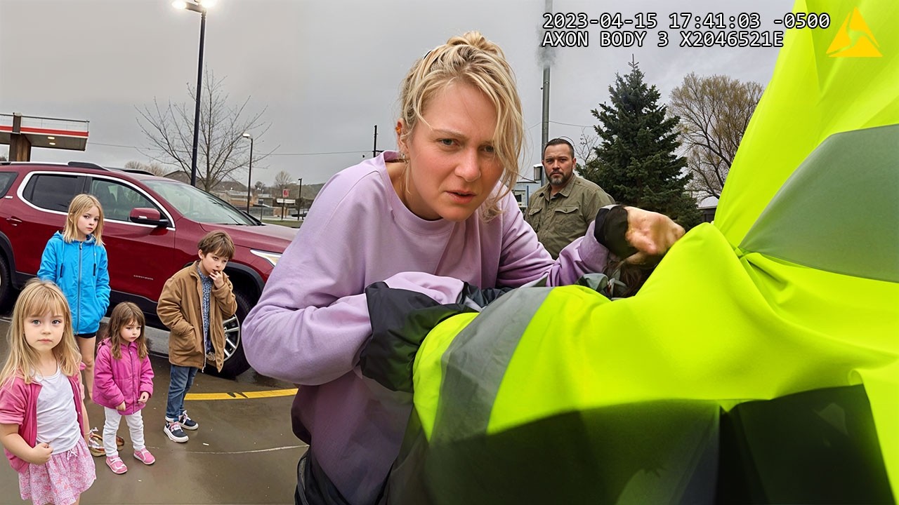 Police Save Little Kids From EXTREMELY Irresponsible Mother - YouTube