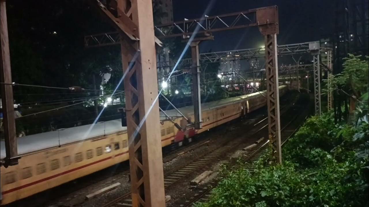 17411 MAHALAXMI EXPRESS FROM CSMT TO SCSMT KOLHAPUR - YouTube