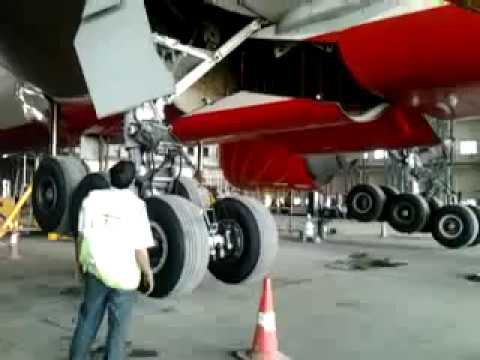 Aircraft landing gear retraction test B777 - YouTube