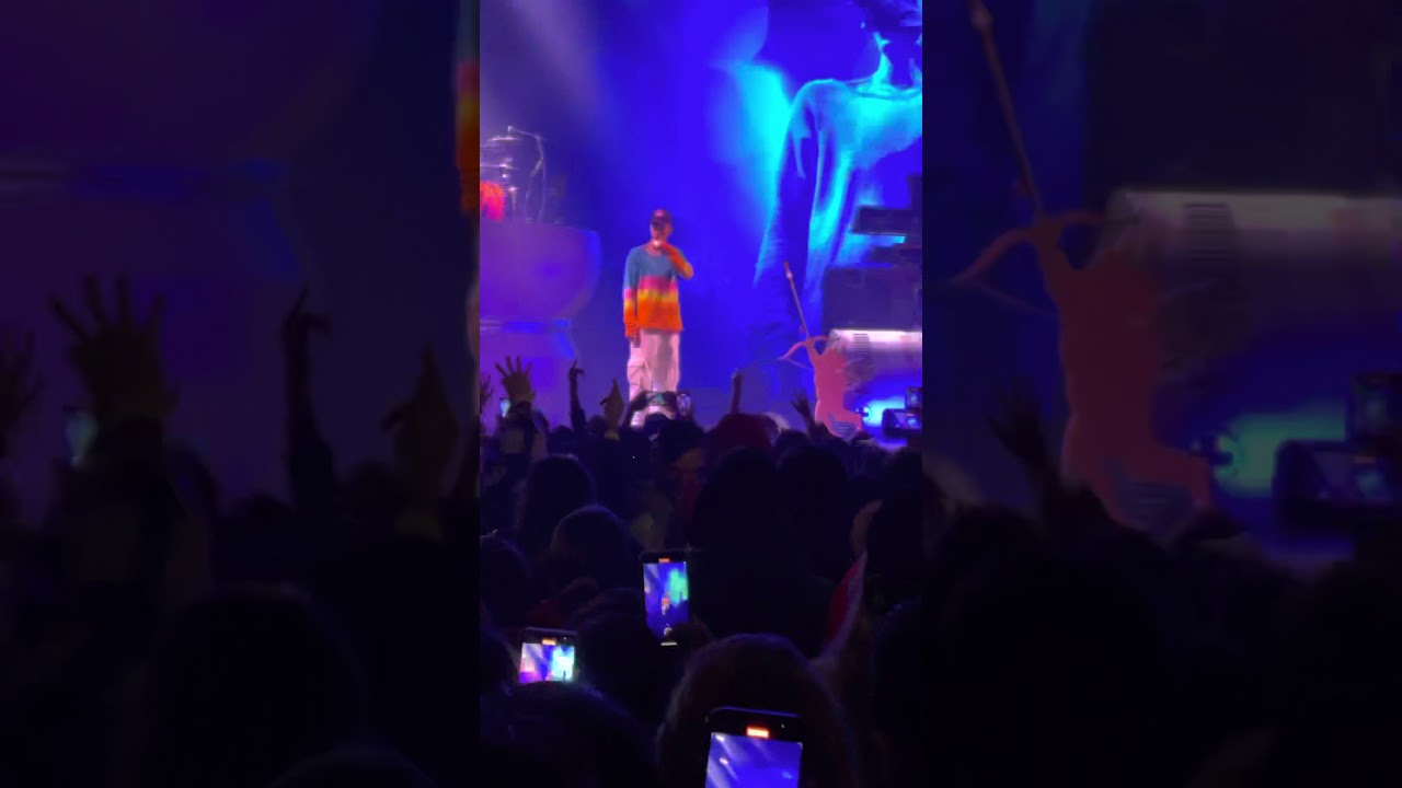 Machine Gun Kelly (MGK) - Pretty Toxic Revolver (LIVE) HD - YouTube