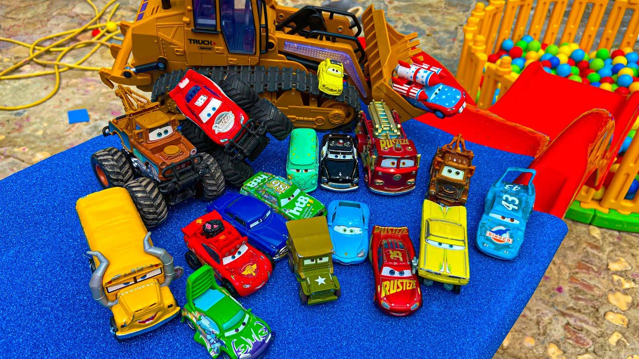 Disney Pixar Cars Fall into the Water:Lightning McQueen, Finn, Chick ...