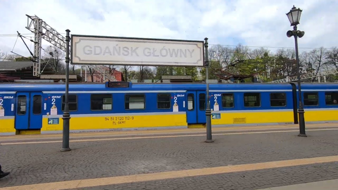 SKM Tricity Train EN57-1115 pulling into Gdańsk Główny | POLAND - YouTube
