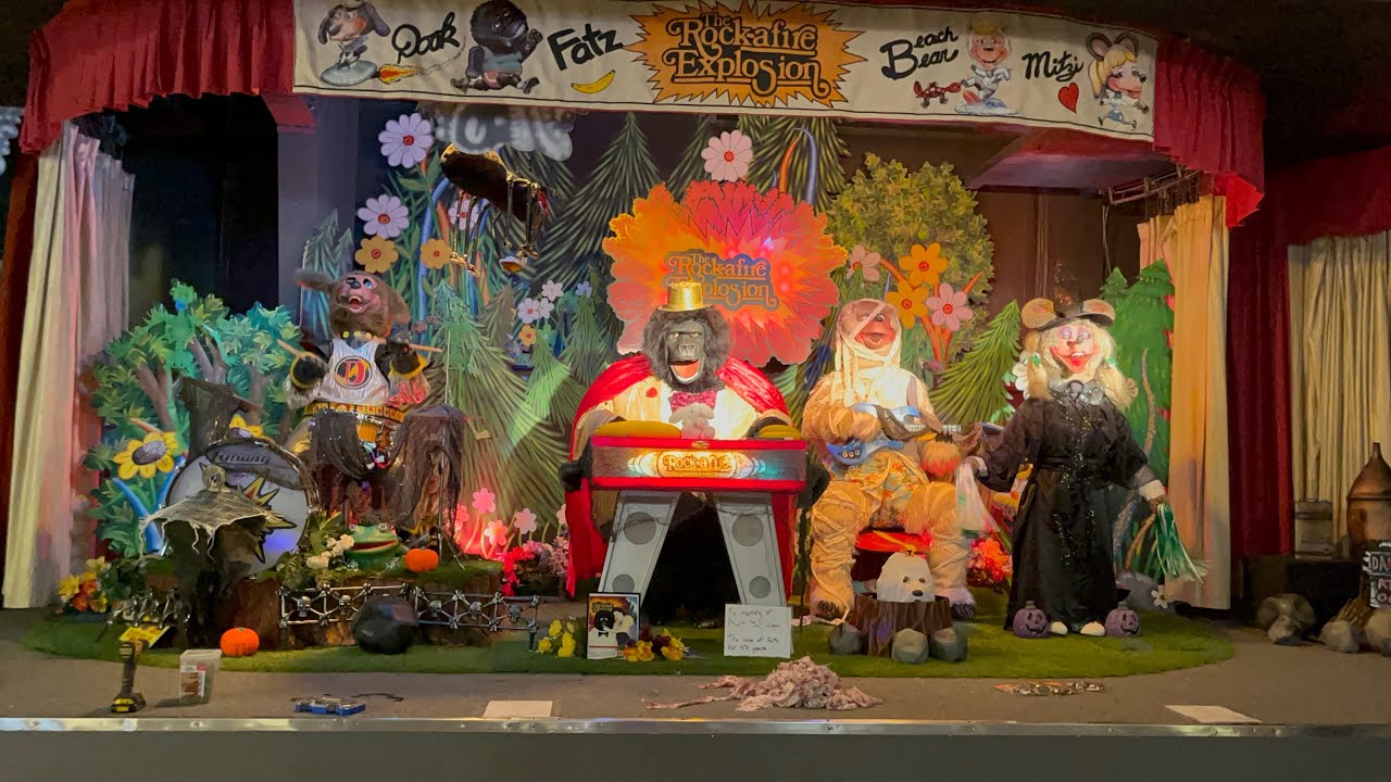 Rock-afire explosion from showbiz pizza singing monster mash - YouTube