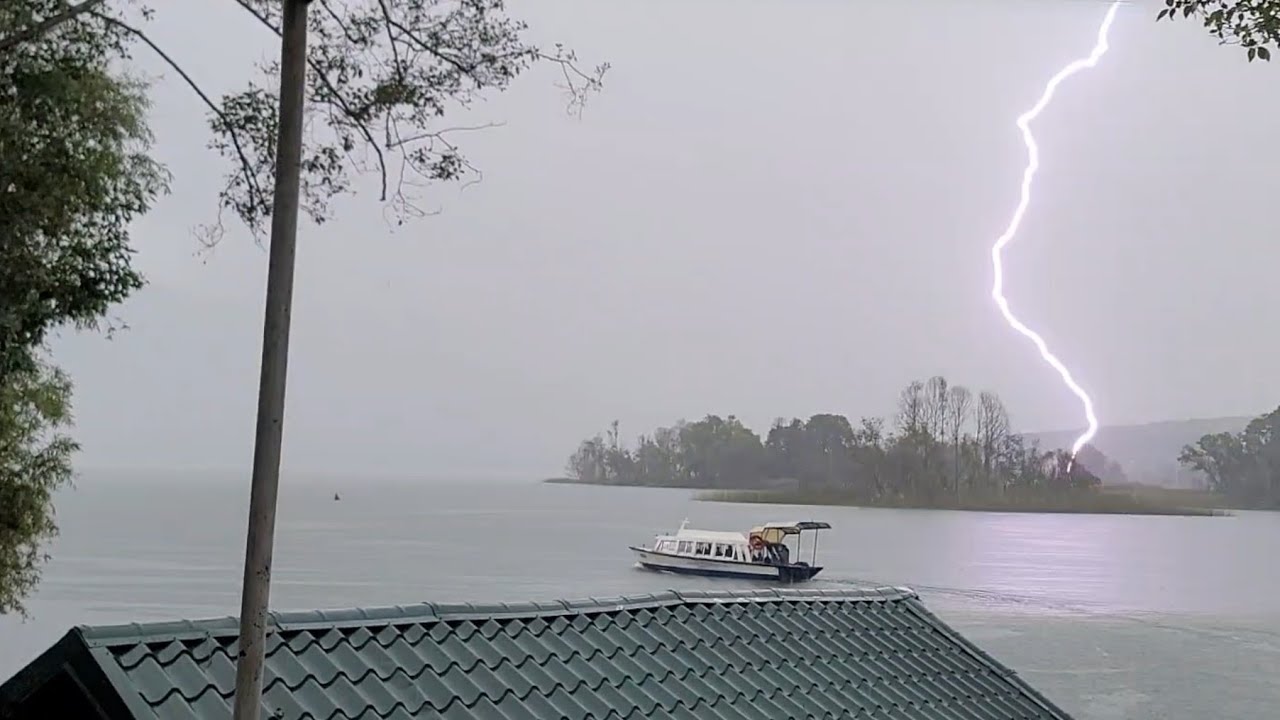 Intense thunderstorm with very loud thunder in Michoacán México July 10 ...