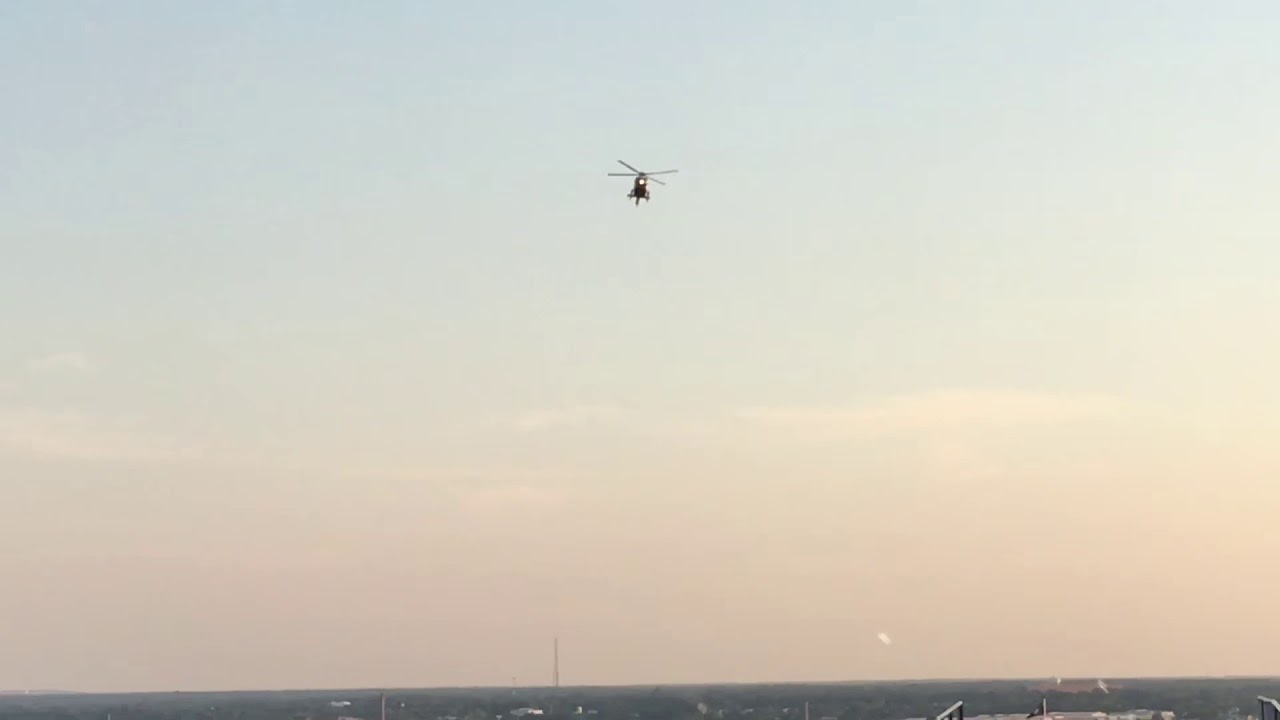 LifeEvac 3 coming in to land at the VCU Health rooftop helipad - YouTube