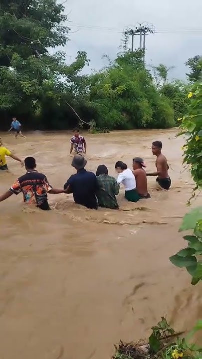 ချောင်းရေစီးသန်နေတဲ့ကြားက စာသင်ဖို့ ကျောင်းသွားနေတဲ့ ဆရာမလေး Youtube