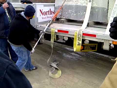 Unhooking a binder for a flatbed - YouTube