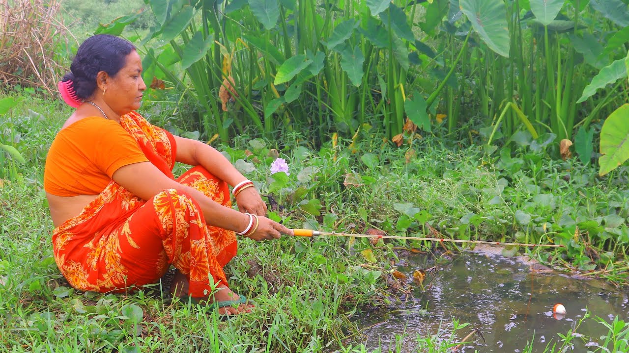 Fishing Video 2023 || Beautiful tratidional lady fishing in maud water ...