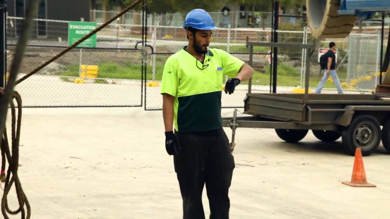 How to... Use a Crane (dogging in a high risk environment) - YouTube