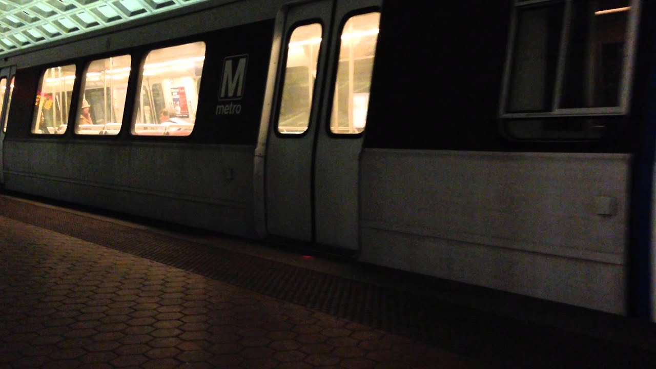 Washington DC Metro - Smithsonian station trains - YouTube