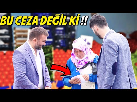 GÖREVLİ KILIĞINDA SOKAK SATICILARINA PARA DAĞITMAK !!