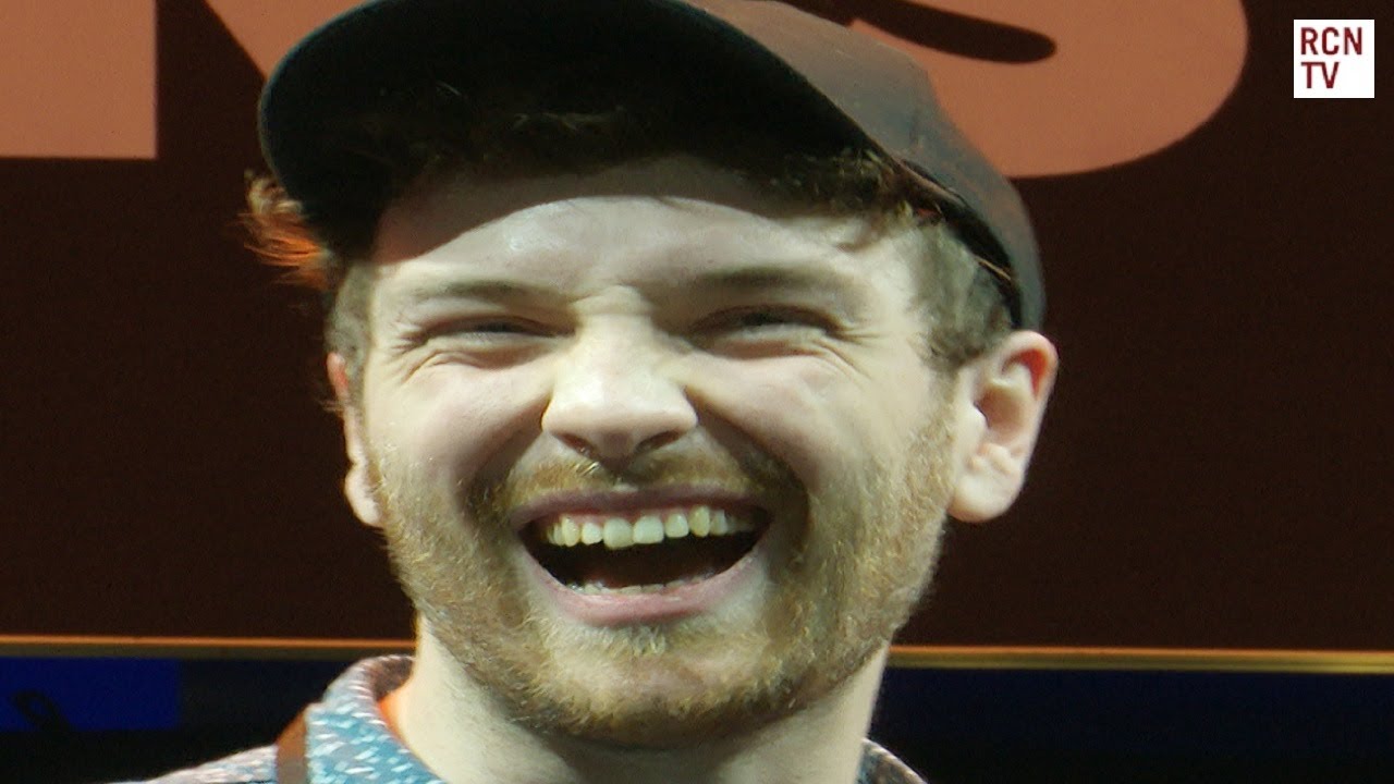 Trash Taste On Weirdest Comic Con Signings - YouTube