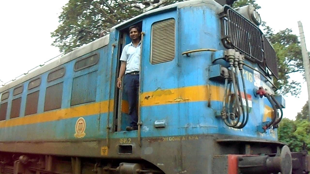 SPECIAL!! When Loco Pilot Himself Comes Out To Greet You Railfanning ...