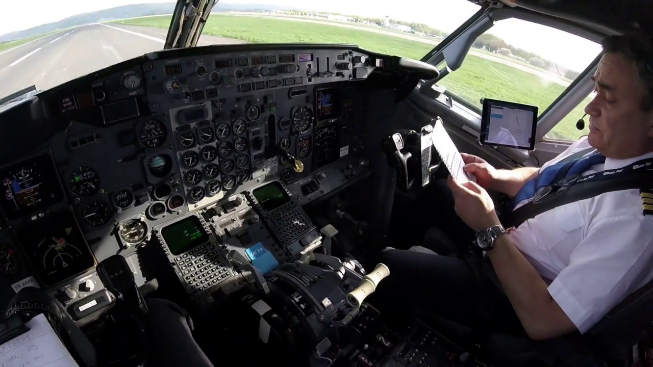 B737-500 cockpit video, visual approach RWY32 IAS/LRIA - YouTube