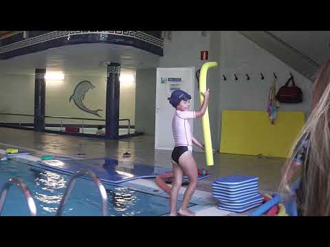 Julia y Elena piscina del Arenas 07 08 2011 170718