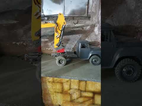 WOW!!! ZIL 130 4X4  with Liebherr R956!