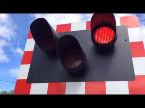 Ely station level crossing (Cambs) Monday 4.5.15 - YouTube