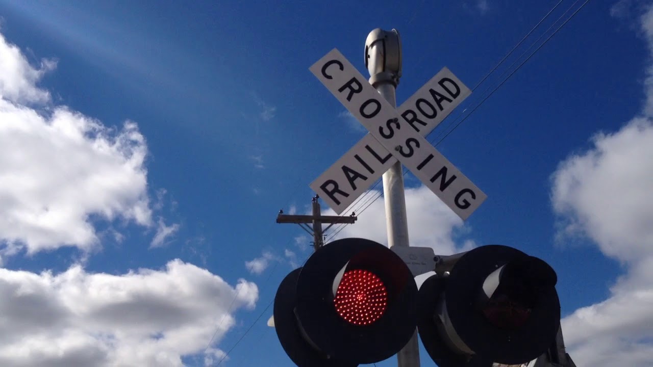 Poplar Street railroad crossing, UP 2704 Tie Work Train, Salix, IA ...
