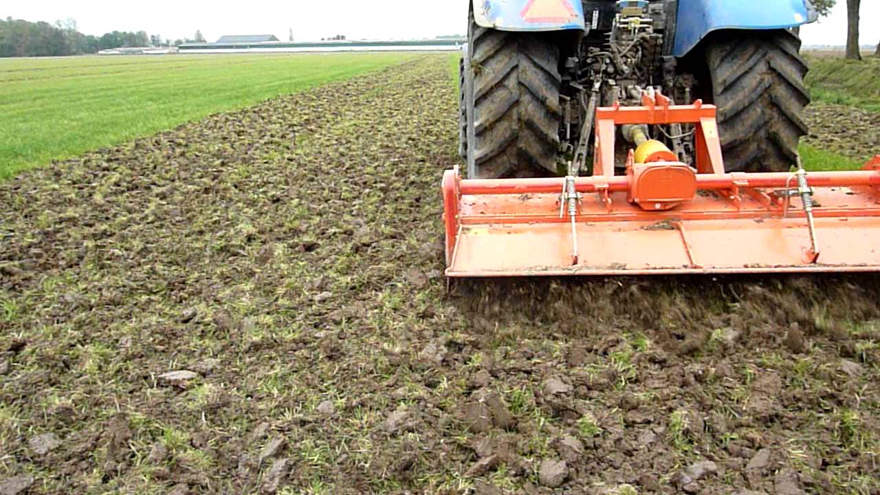 Graszaad land frezen met Maschio frees en New-holland T6030 met trimble ...