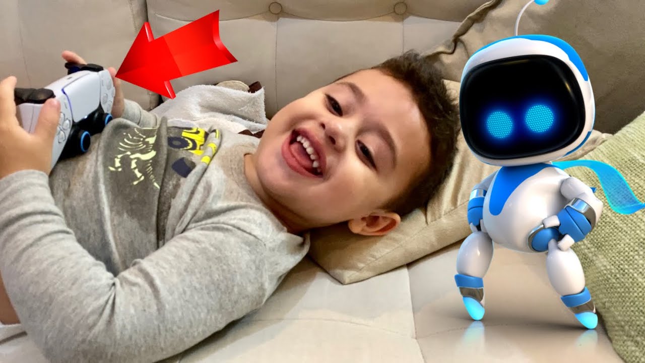 Baby playing PS5 and laughing - YouTube